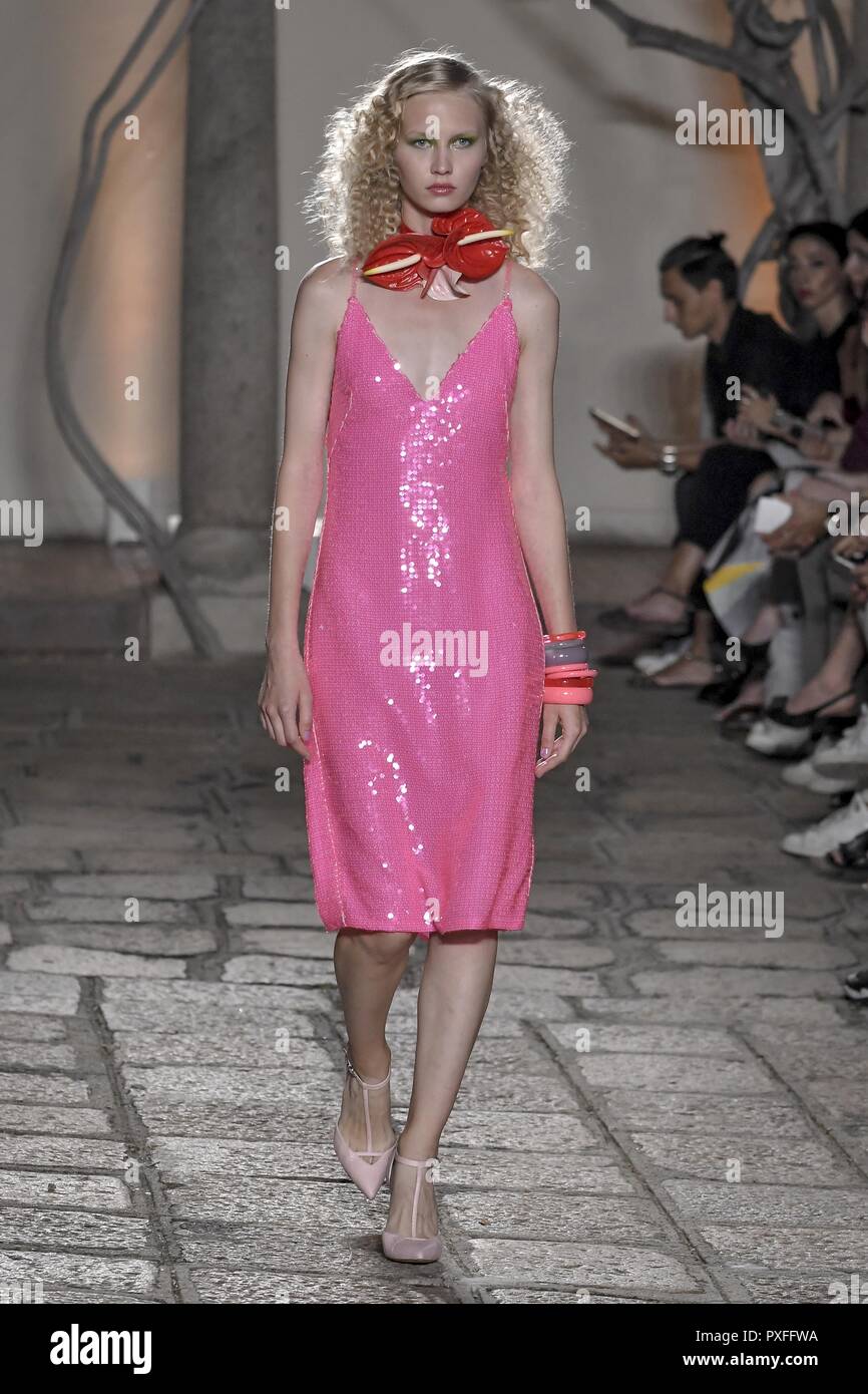Mailand Fashion Week Frühjahr/Sommer 2019 - Daizy Shely - Catwalk mit ...