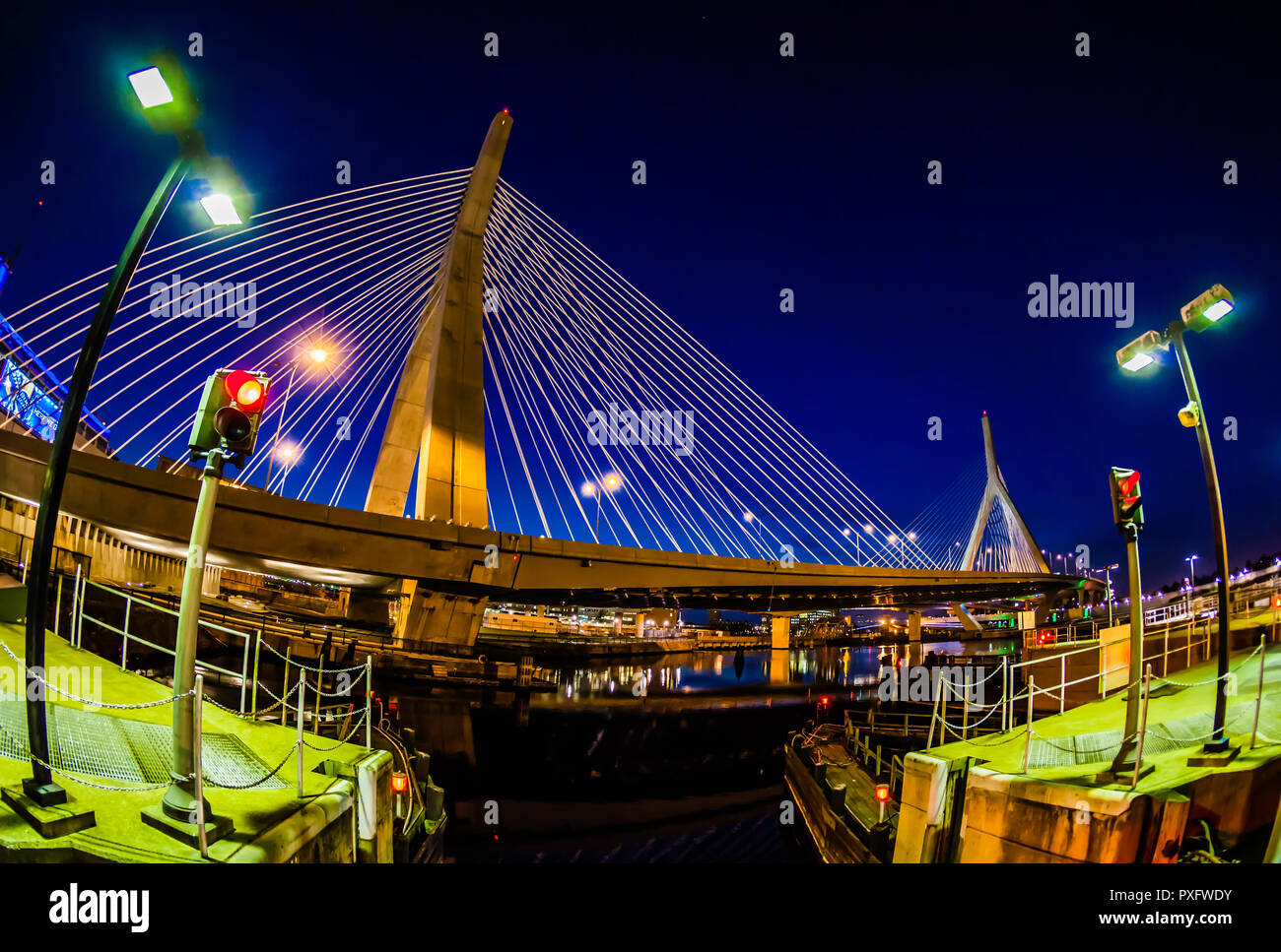 Die leonard zakim bunker hill bridge charles stadt -Fotos und ...
