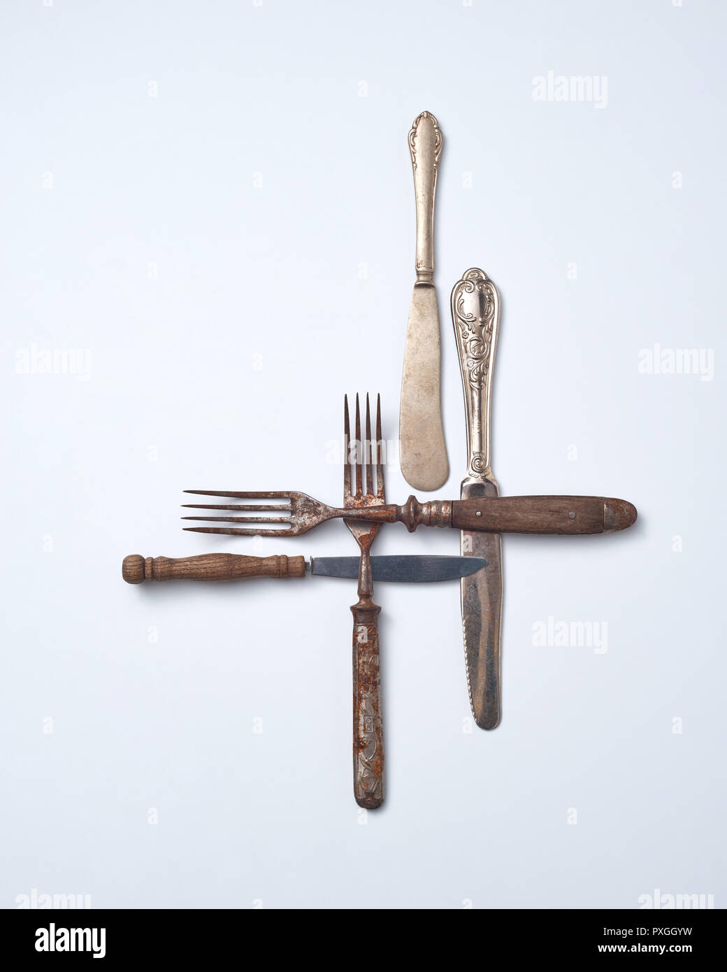 Muster von metallischen alte Messer und Gabeln mit Holzgriffen auf ...