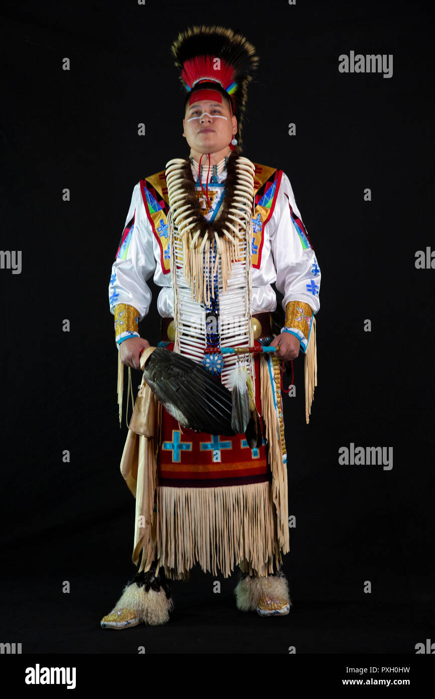 Native American Lakota Sioux in traditioneller Kleidung Stockfotografie ...