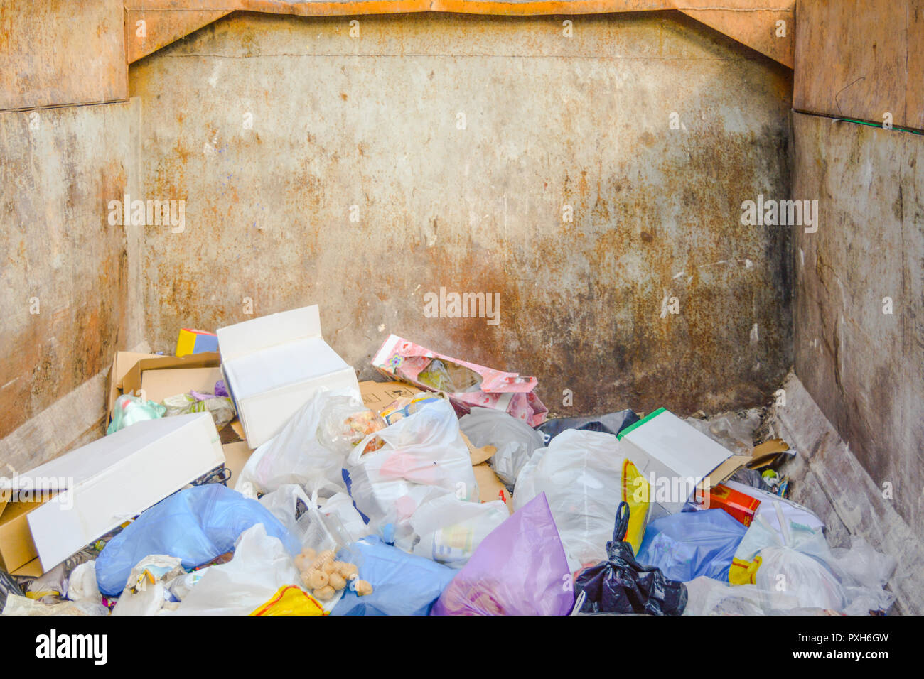 Müllcontainer mit Müll im Inneren. Müll aus Lebensmittelabfällen, Dosen ...