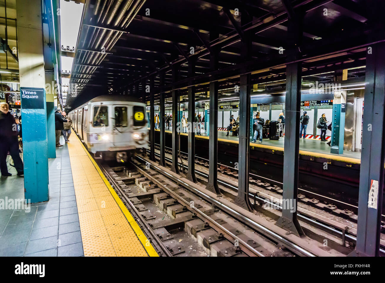 42nd street port authority bus terminal subway station -Fotos und -Bildmaterial in hoher ...