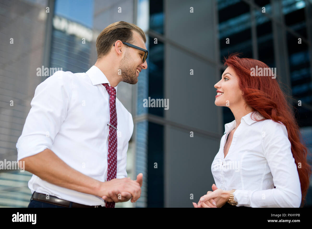 People talking to each other -Fotos und -Bildmaterial in hoher ...