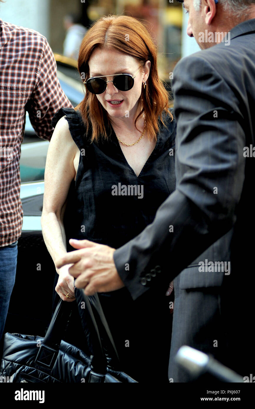 Julianne Moore und ihr Ehemann Bart Freundlich besuchen Sie die Salvatore Ferragamo Showroom in ...