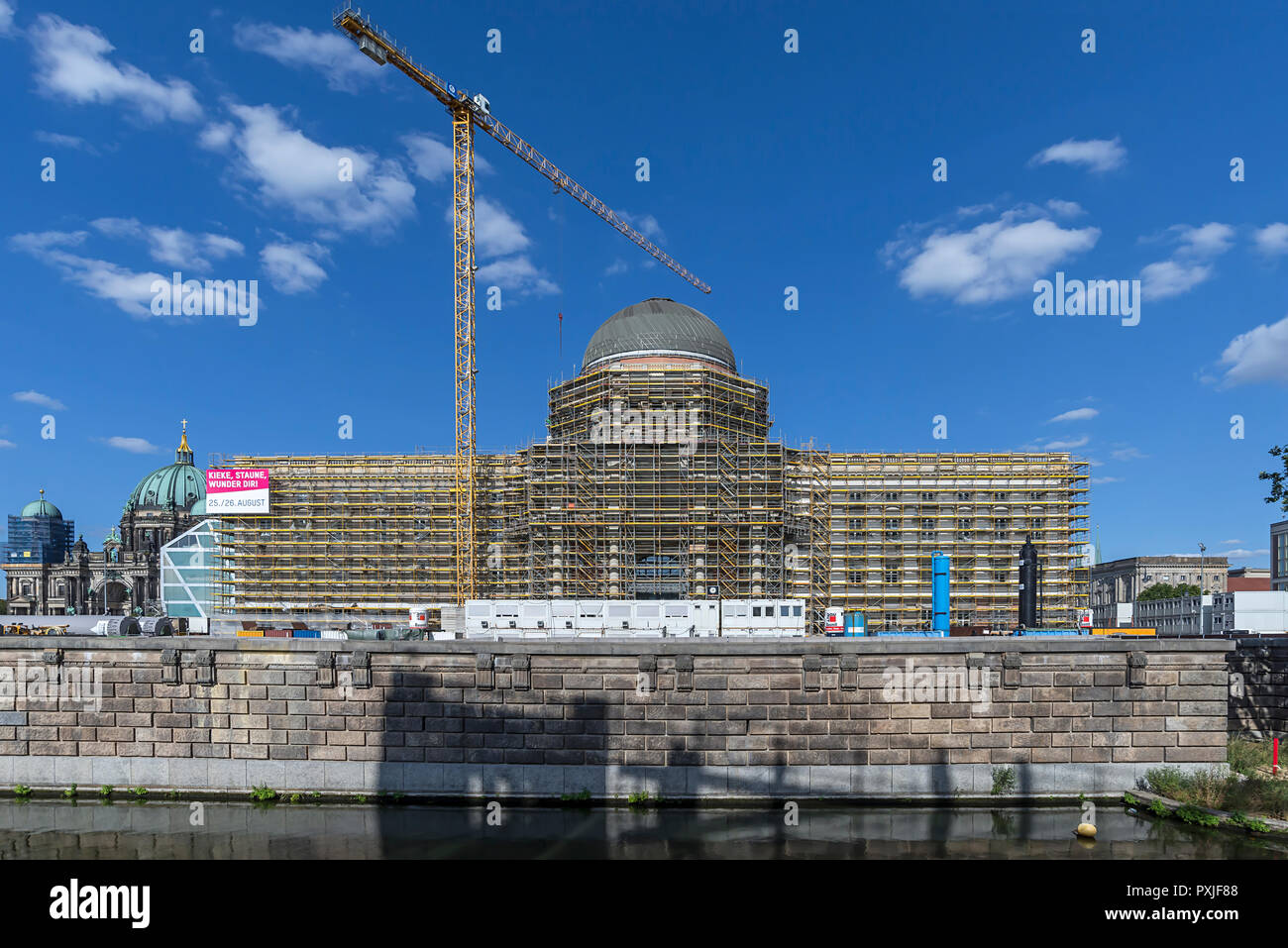 Reconstruction of berlin palace -Fotos und -Bildmaterial in hoher ...