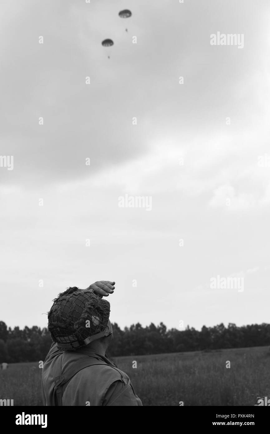 Herr Darrin Courtney, ein D-Day reenactor, stellt einen Fallschirm drop ...