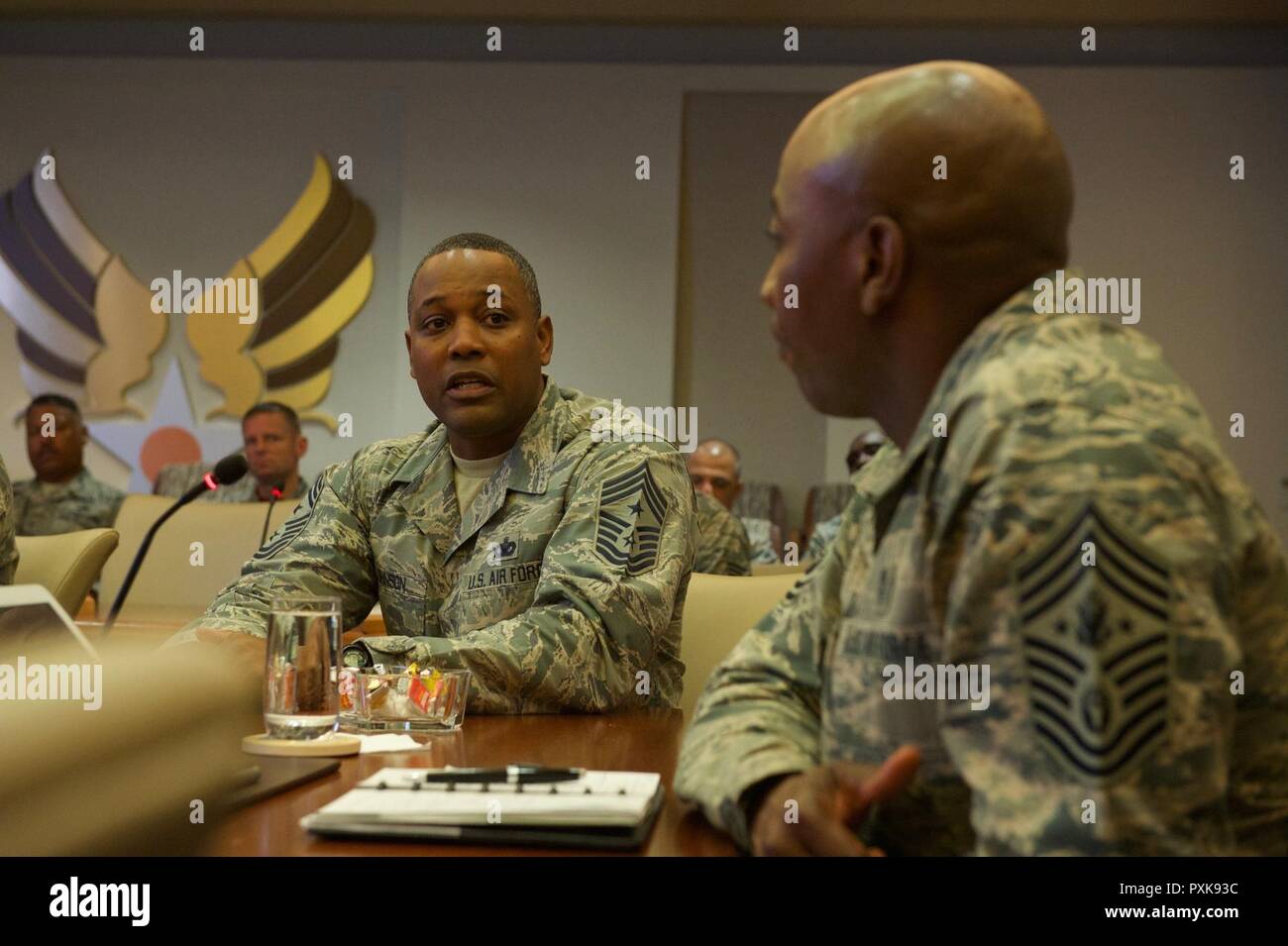 Us air force chief master sgt anthony johnson -Fotos und -Bildmaterial ...