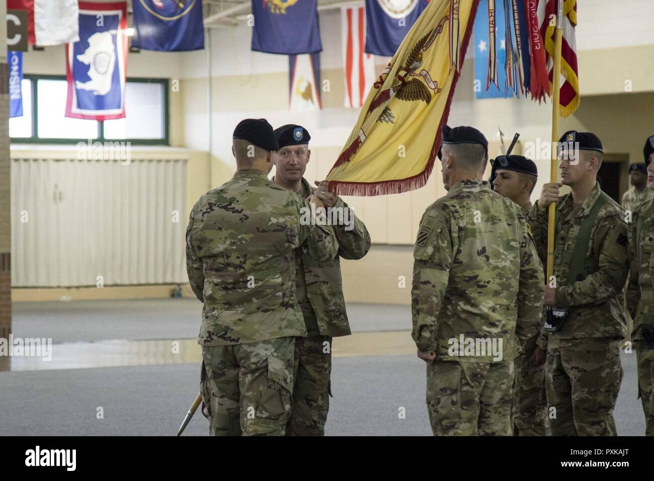 Oberst Jeffrey A. Becker, Commander, 3 Combat Aviation Brigade Hände ...
