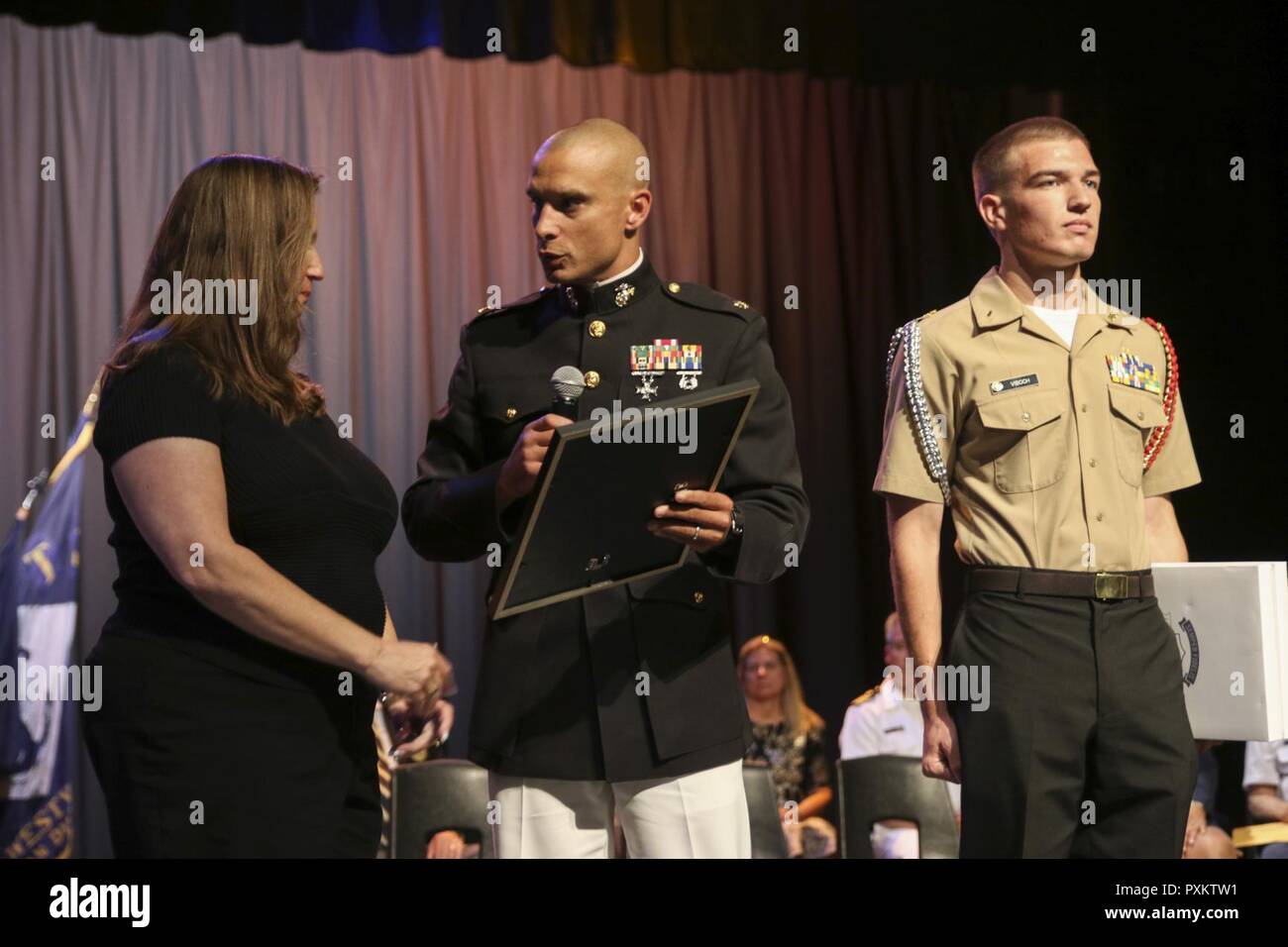 Maj. Jared Reddinger (Mitte) erkennt Danny viboch's Mutter, Carlene ...