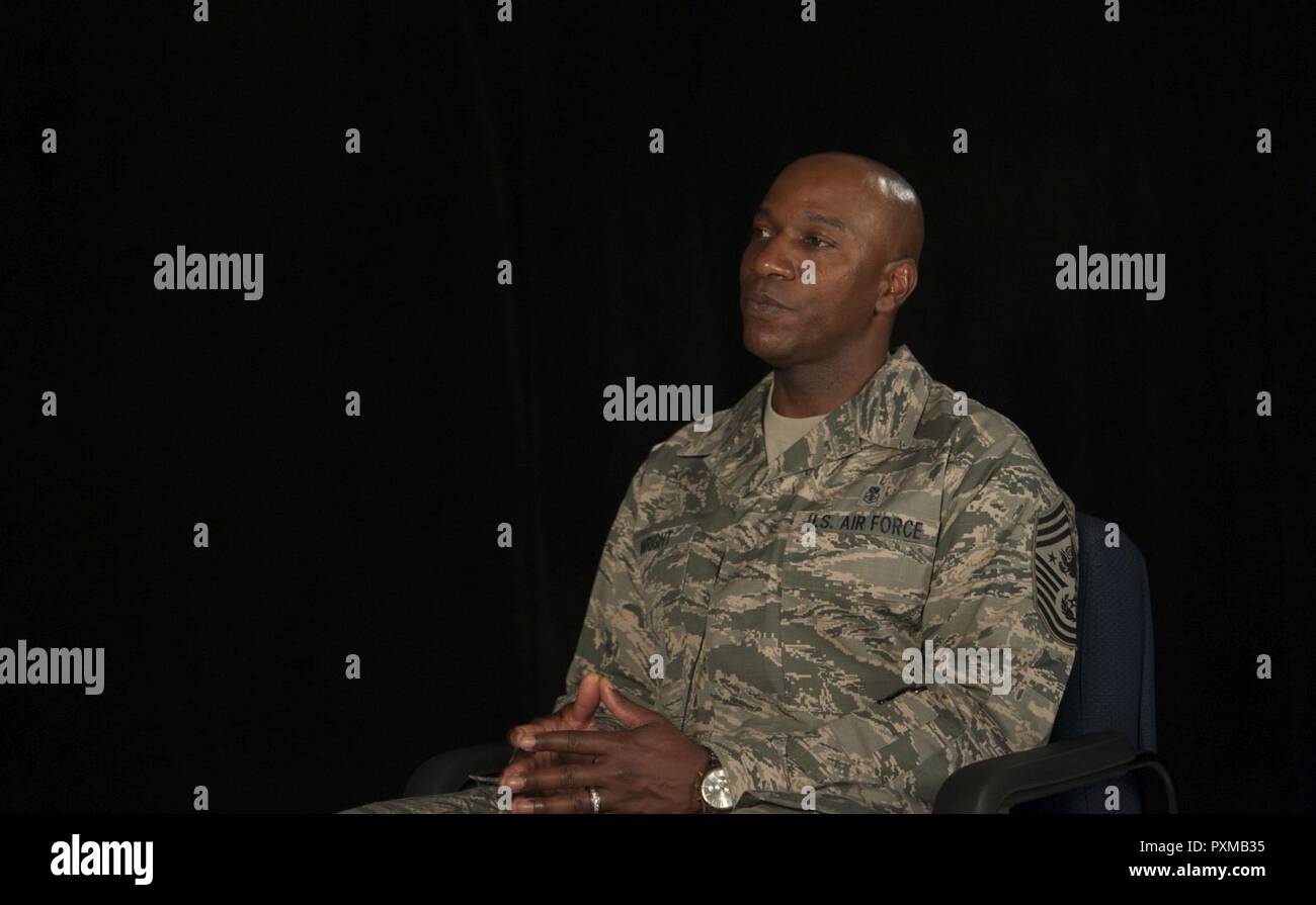 Chief Master Sgt. der Air Force Kaleth O. Wright sitzt für ein ...