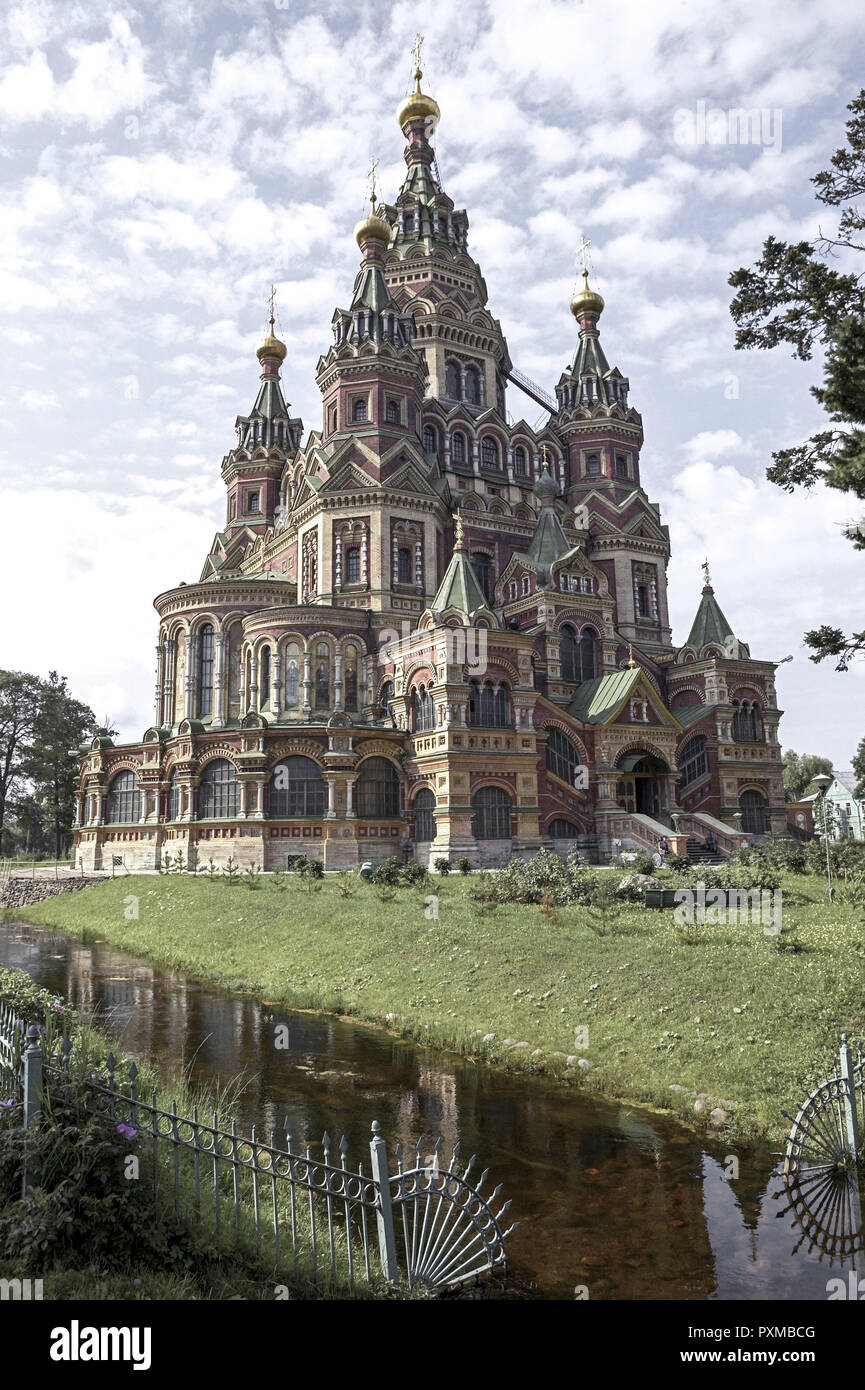Russland St. Petersburg Petrodworez (Peterhof Kirche Peter u. Paul Kathedrale Europa Gebaeude ...