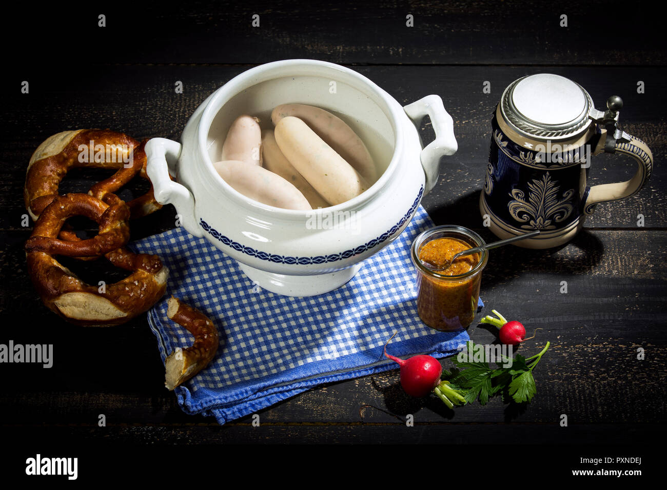 Bayerische wurst brezel deutsches essen -Fotos und -Bildmaterial in ...