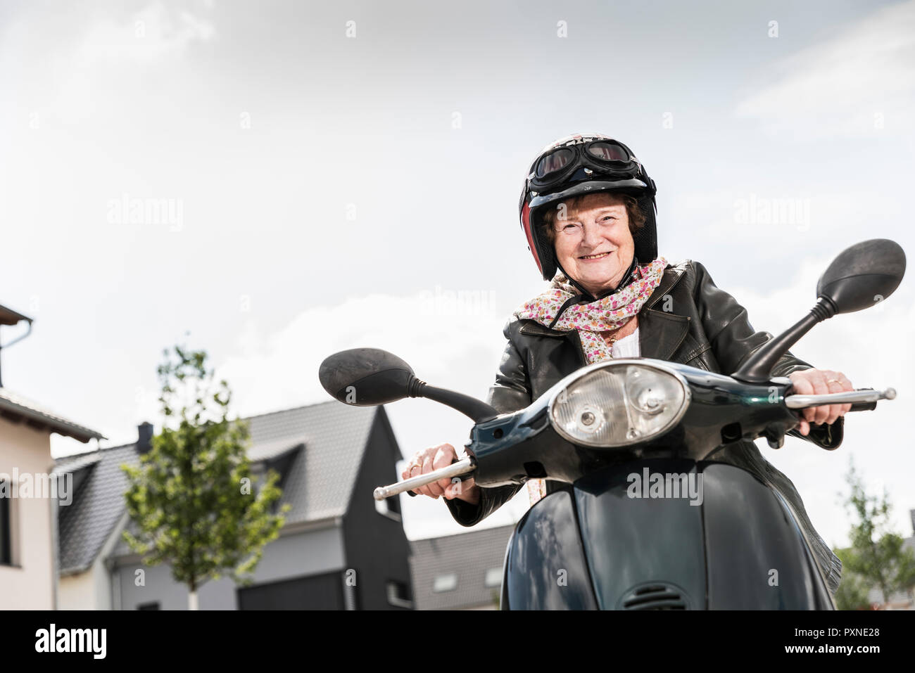 Dame, die roller reitet -Fotos und -Bildmaterial in hoher Auflösung – Alamy