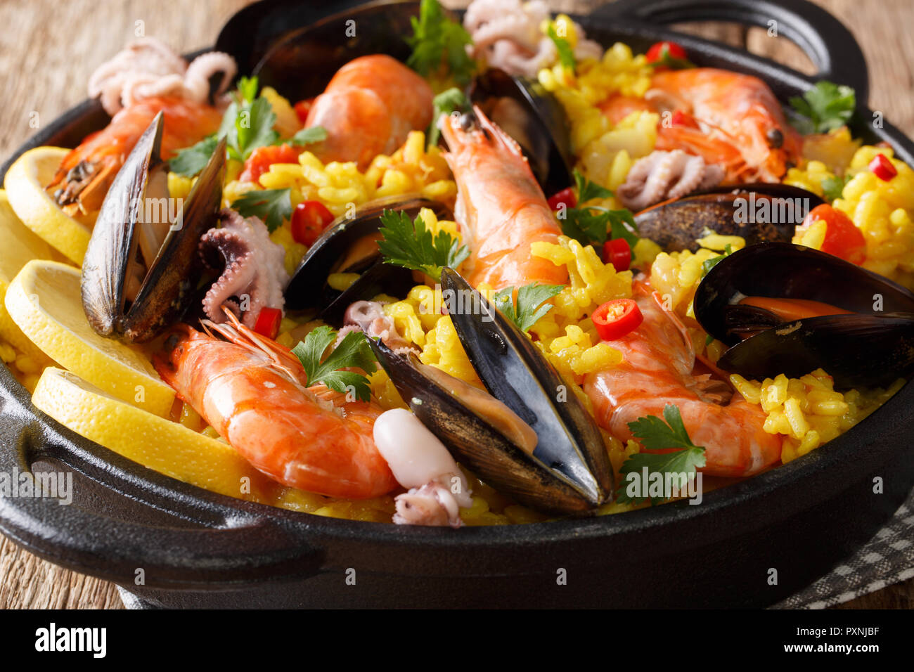 Garnelenpfanne mit chili -Fotos und -Bildmaterial in hoher Auflösung ...