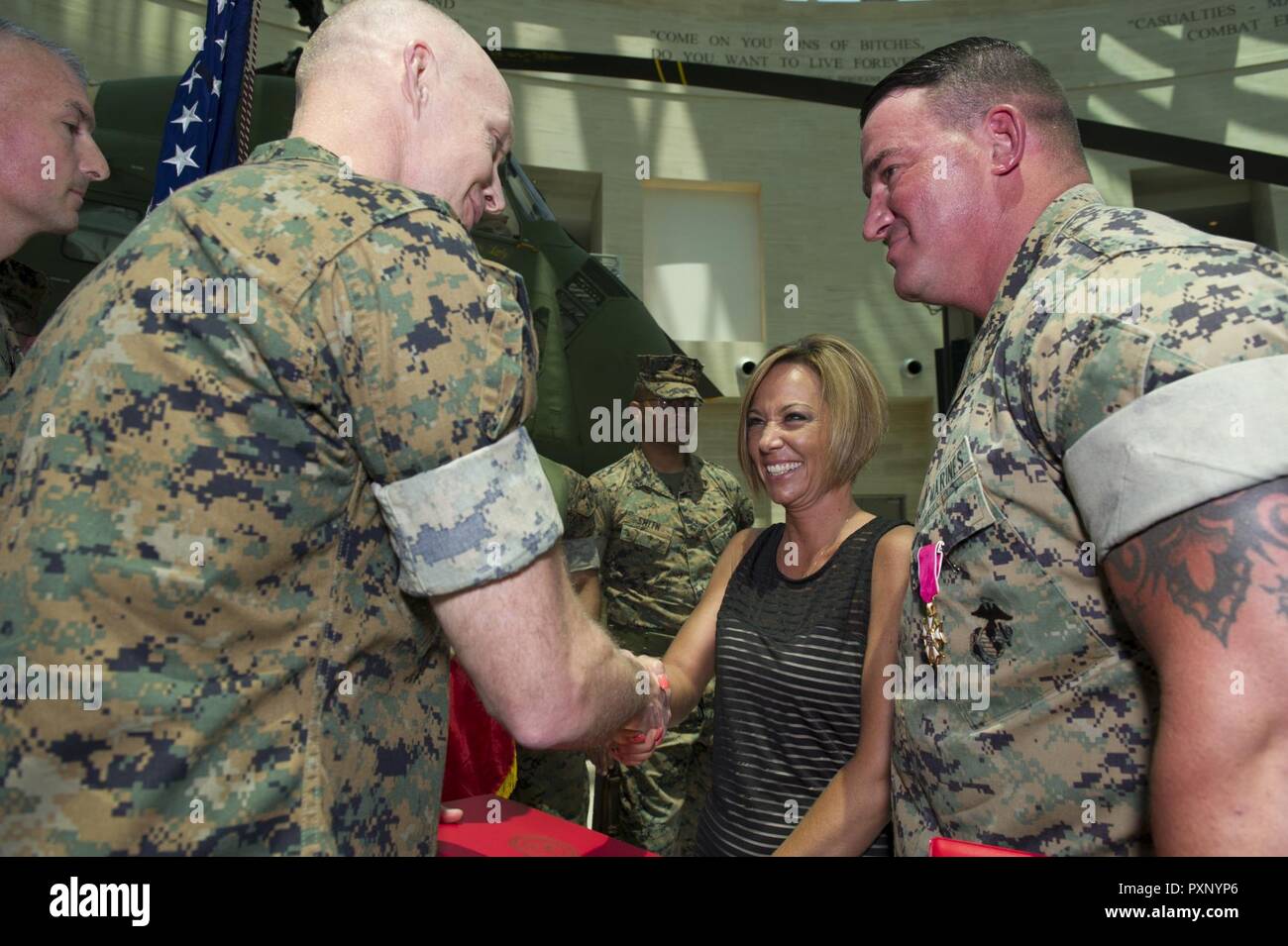 Chelsie Rhoads, Ehefrau des US Marine Corps Master Gunnery Sgt. Steven ...