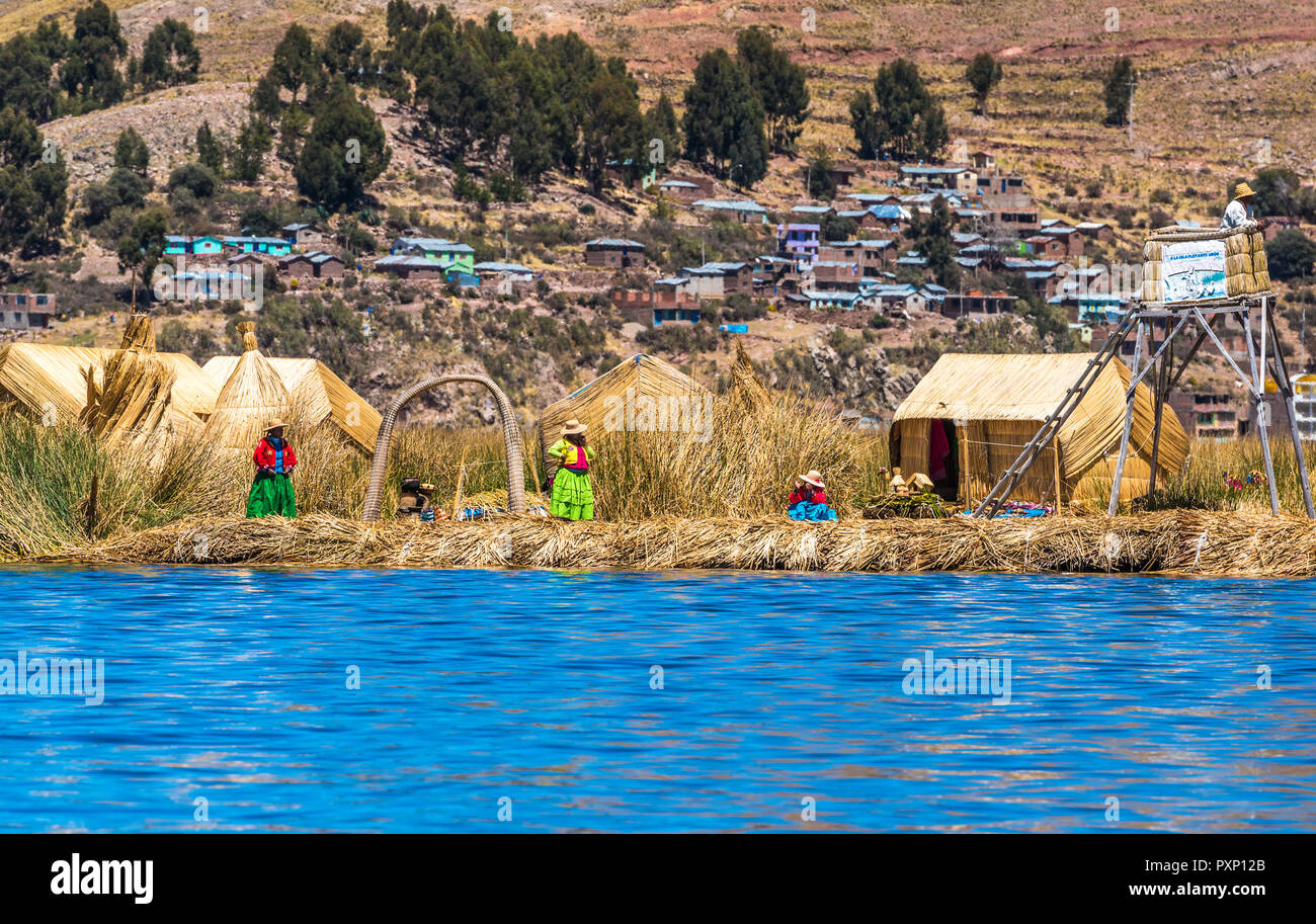 Reed boot uros titicaca schwimmenden inseln peru -Fotos und -Bildmaterial in hoher Auflösung – Alamy
