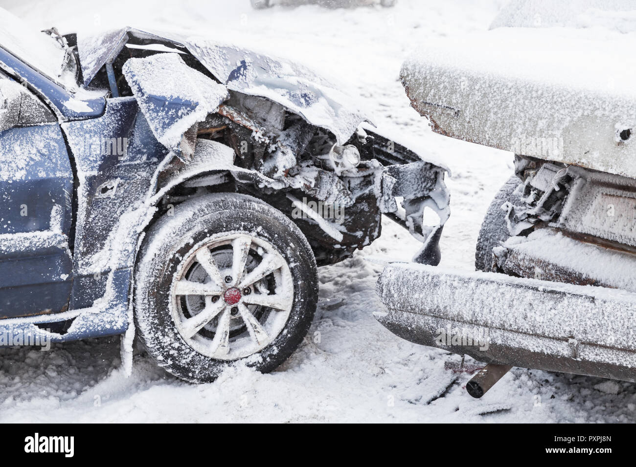Fahrzeug schneeunfall -Fotos und -Bildmaterial in hoher Auflösung – Alamy
