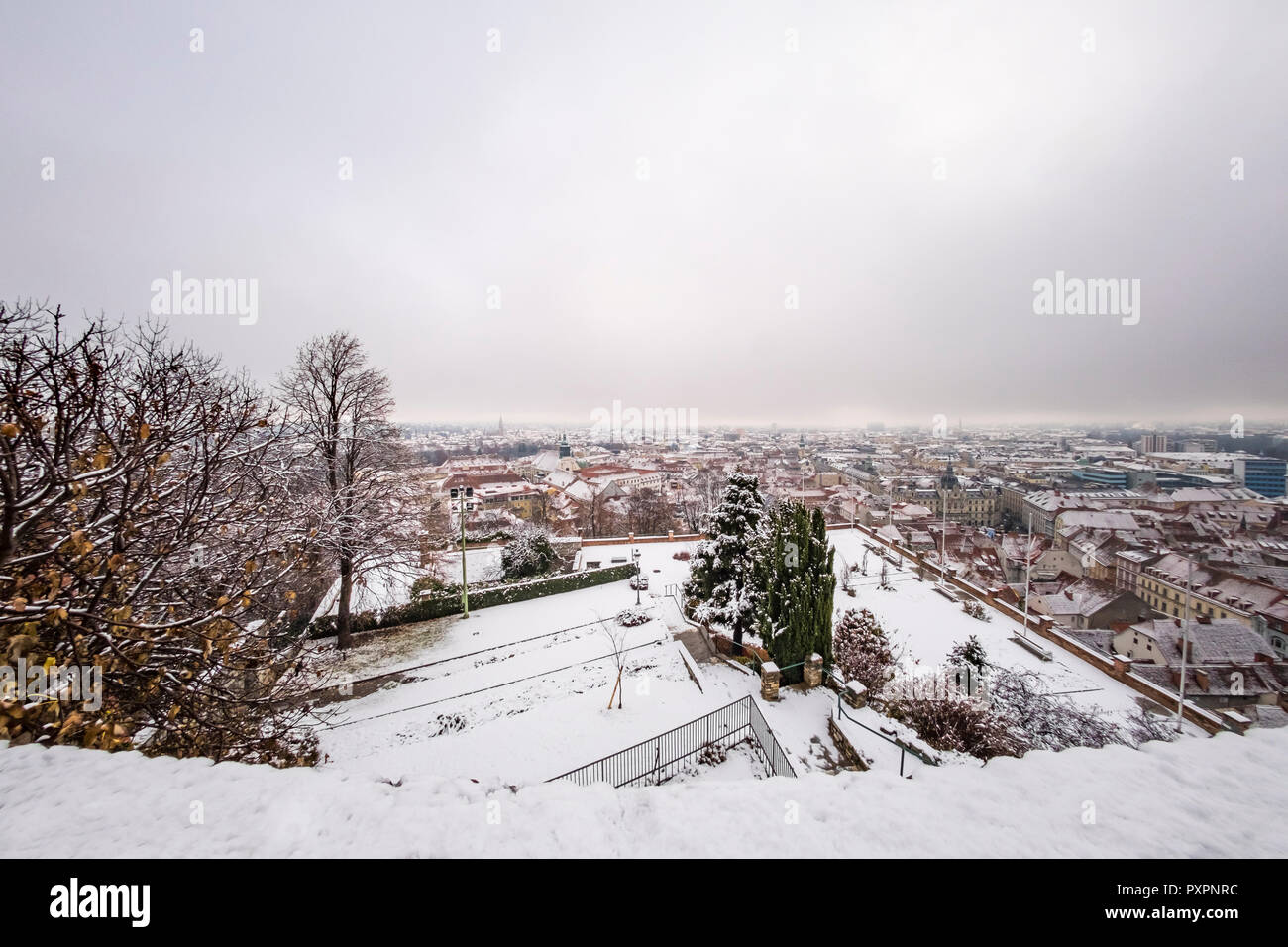 Blick vom Schlossberg mit Rosengarten, Stadt Graz im Winter mit Schnee ...