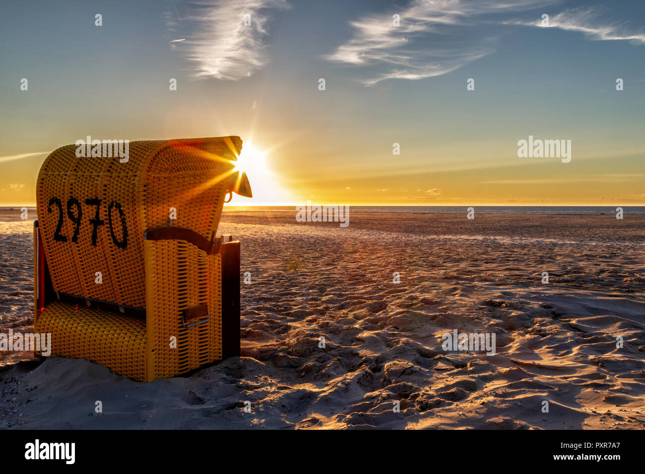 Strandkorb auf der ostfriesischen Insel Juist in der Nordsee ...