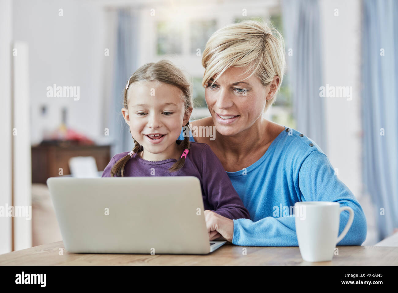 Mutter und tochter mit laptop -Fotos und -Bildmaterial in hoher ...
