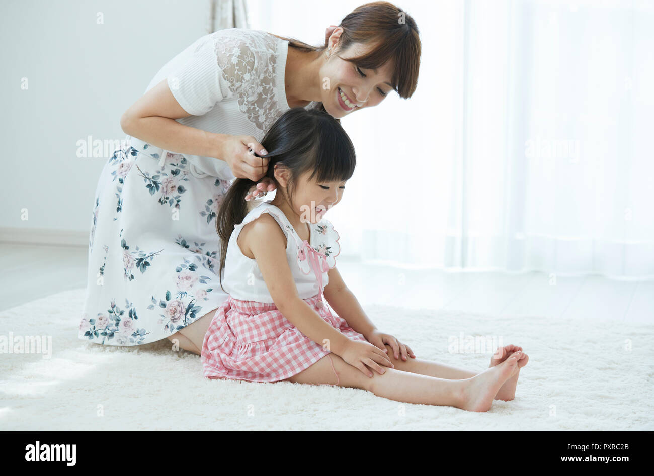 Japanische Mutter und Tochter zu Hause Stockfotografie - Alamy