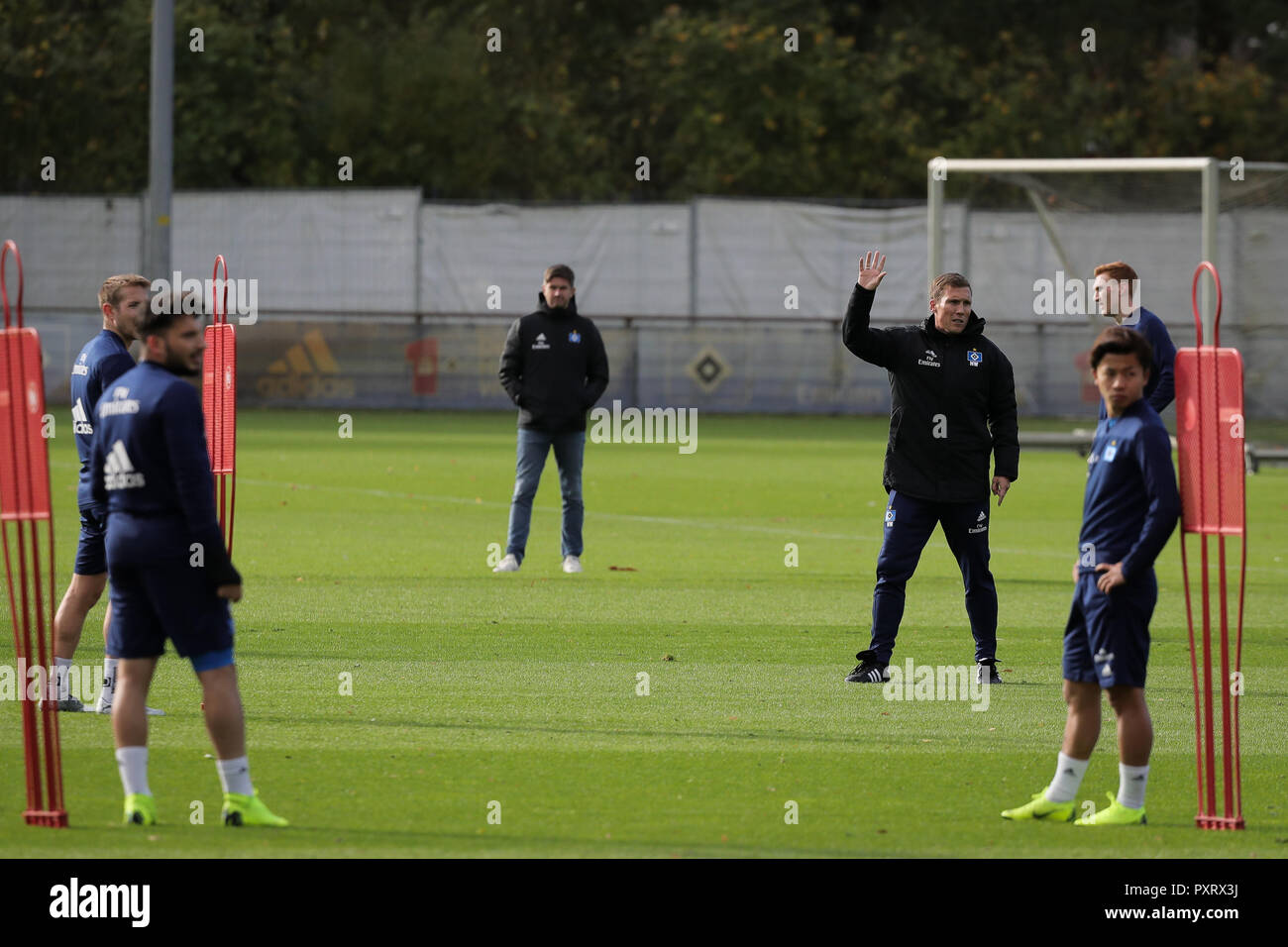 Hamburg, Deutschland. 24 Okt, 2018. 2. Fussball Bundesliga. Hannes Wolf (3. von rechts), der ...
