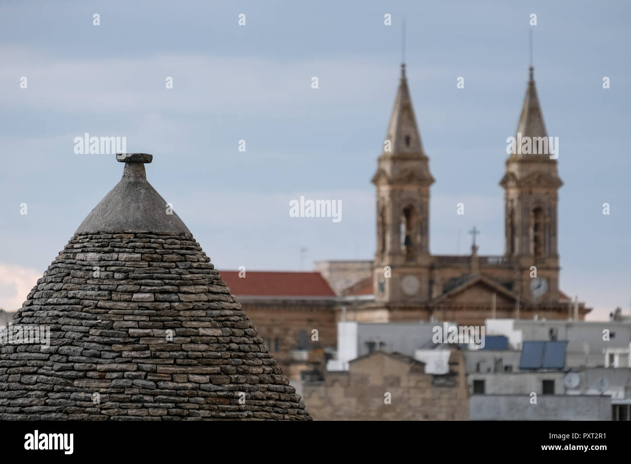 Kegeldach von Trulli in Alberobello, Apulien, Italien, mit der Türme ...