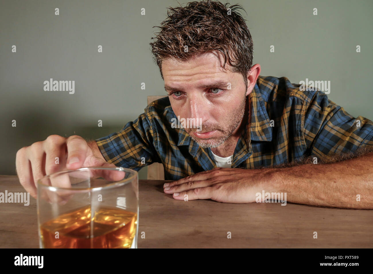 Drinking whiskey -Fotos und -Bildmaterial in hoher Auflösung – Alamy