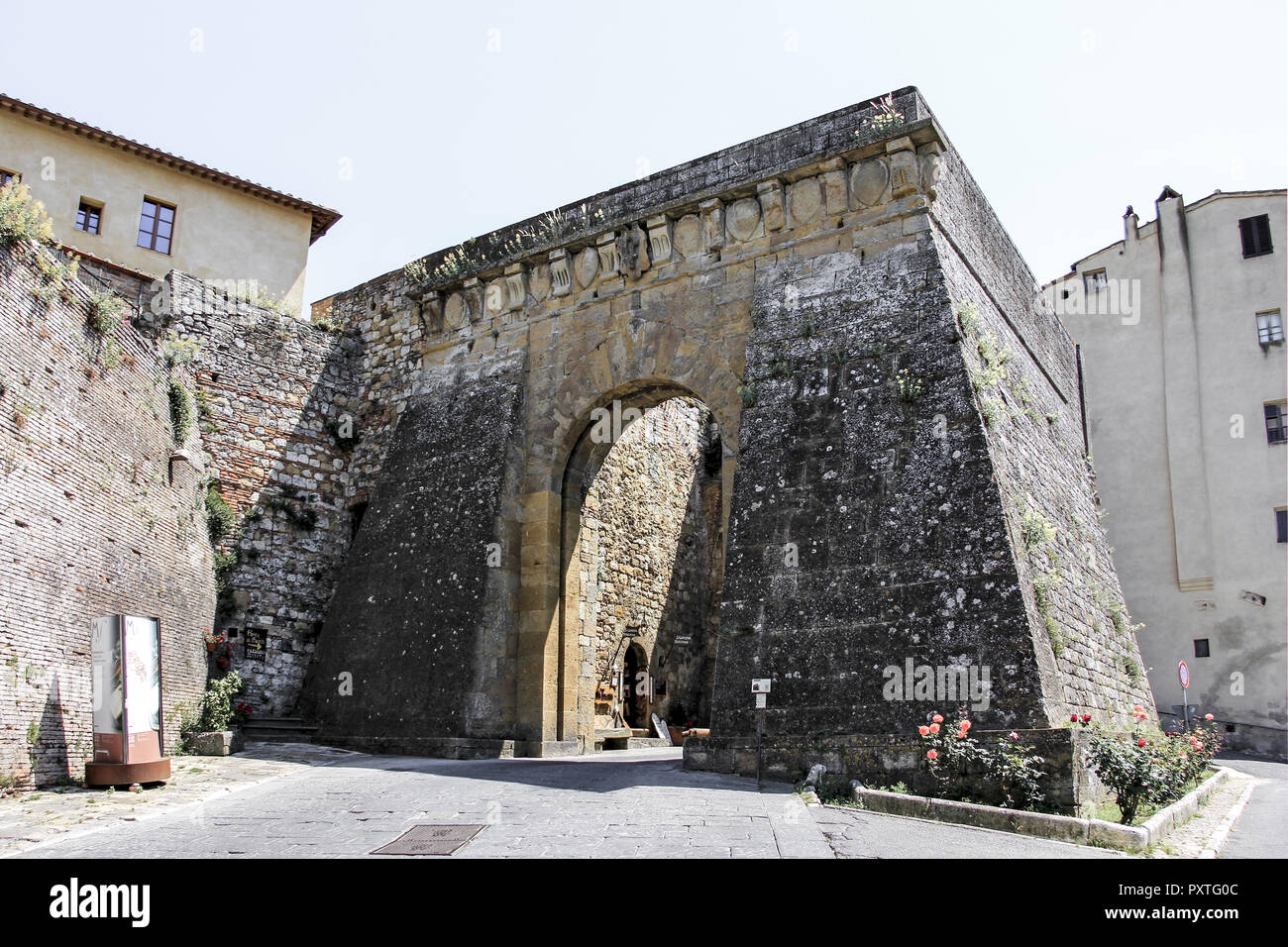 Mittelalterliches porta al prato stadttor -Fotos und -Bildmaterial in hoher Auflösung – Alamy