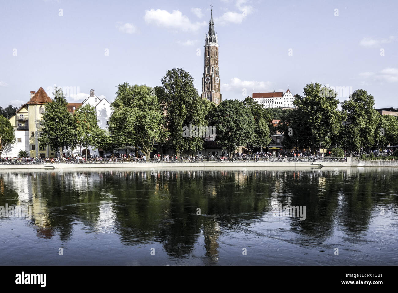 Blick in Landshut an der Isar, Martinsmünster und Burg Trausnitz ...