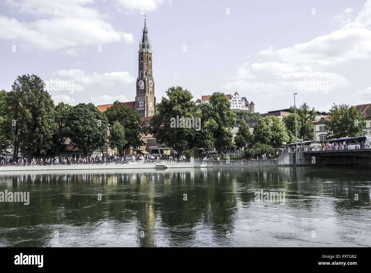 Blick in Landshut an der Isar, Martinsmünster und Burg Trausnitz ...