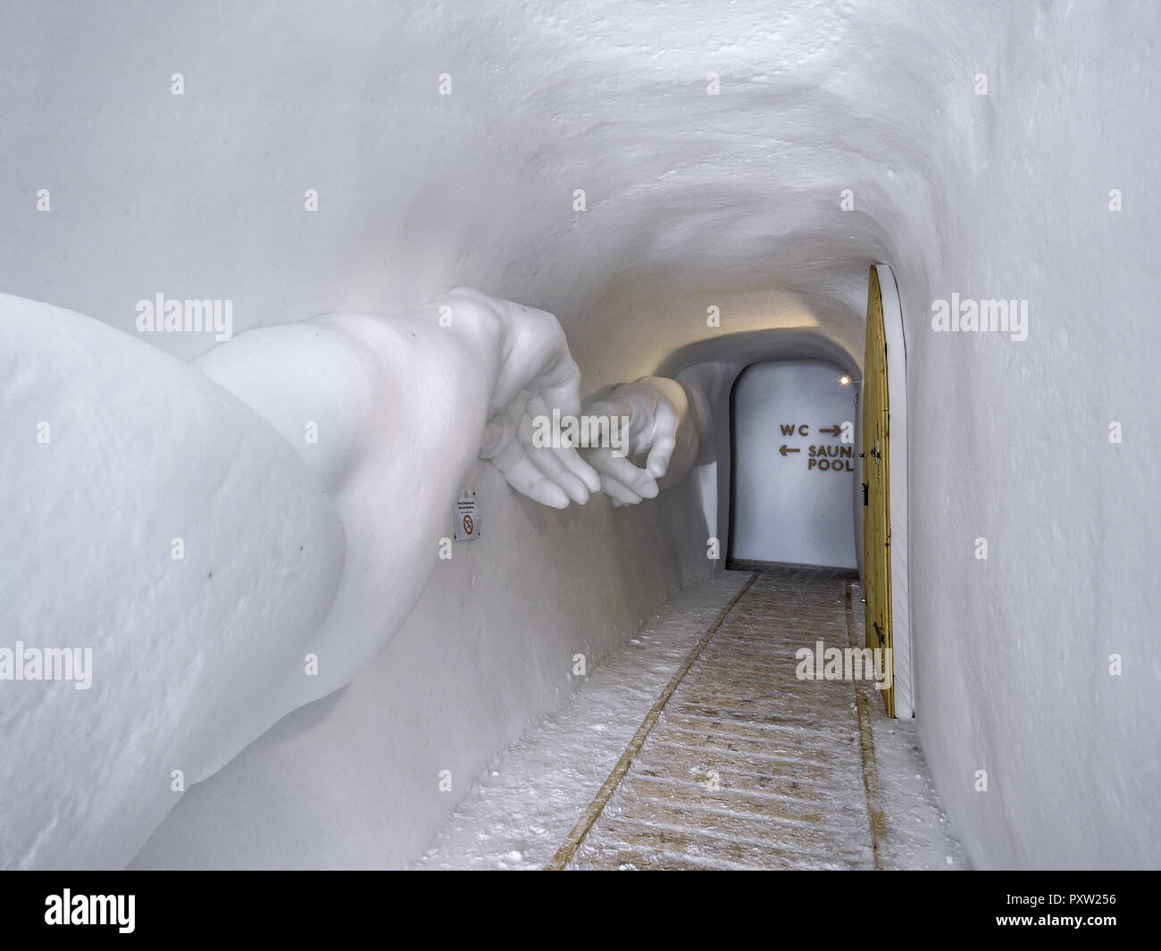 Eingang des Iglu-Dorf auf der Zugspitze, Bayern, Deutschland ...