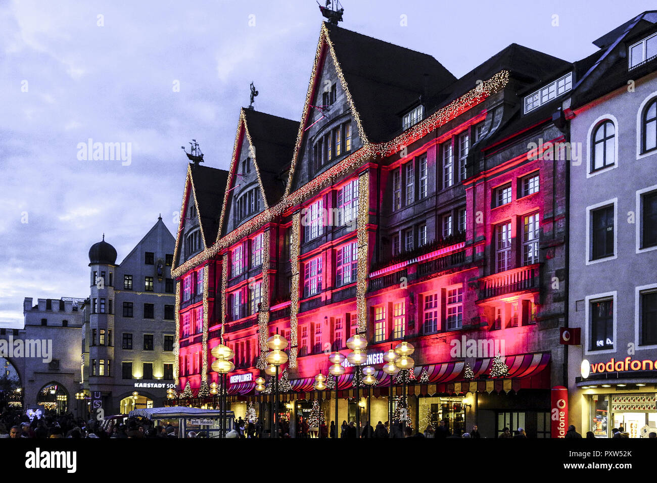 Weihnachtseinkäufe, bunt beleuchtete Fassade des Kaufhauses ...