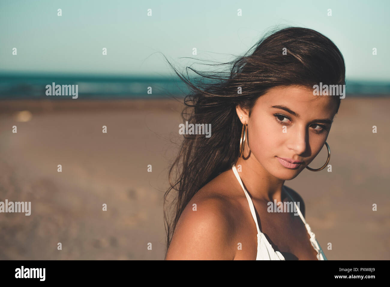 Jugendliches mädchen strand -Fotos und -Bildmaterial in hoher Auflösung ...