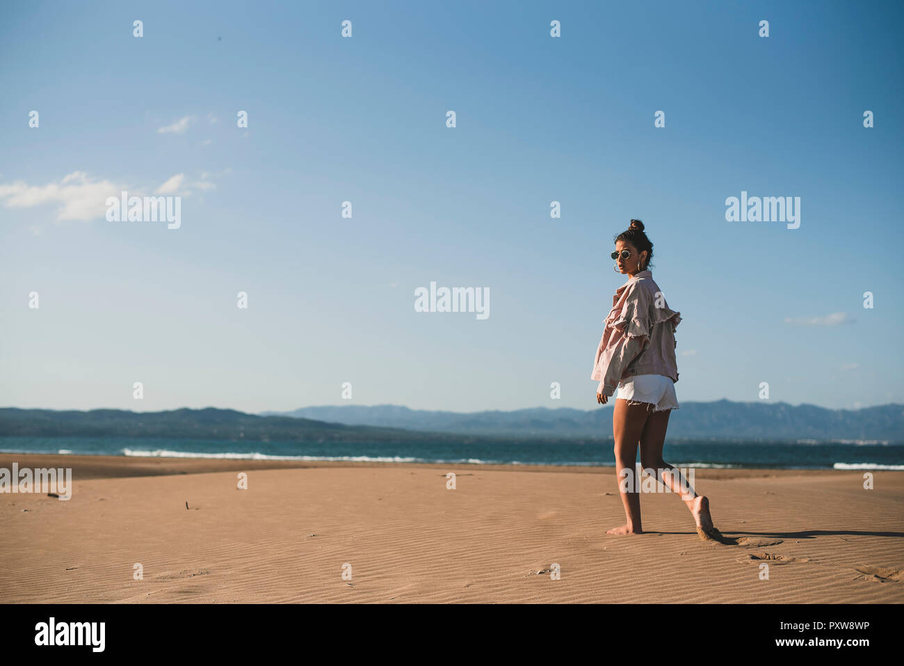 Jugendliches mädchen strand -Fotos und -Bildmaterial in hoher Auflösung ...