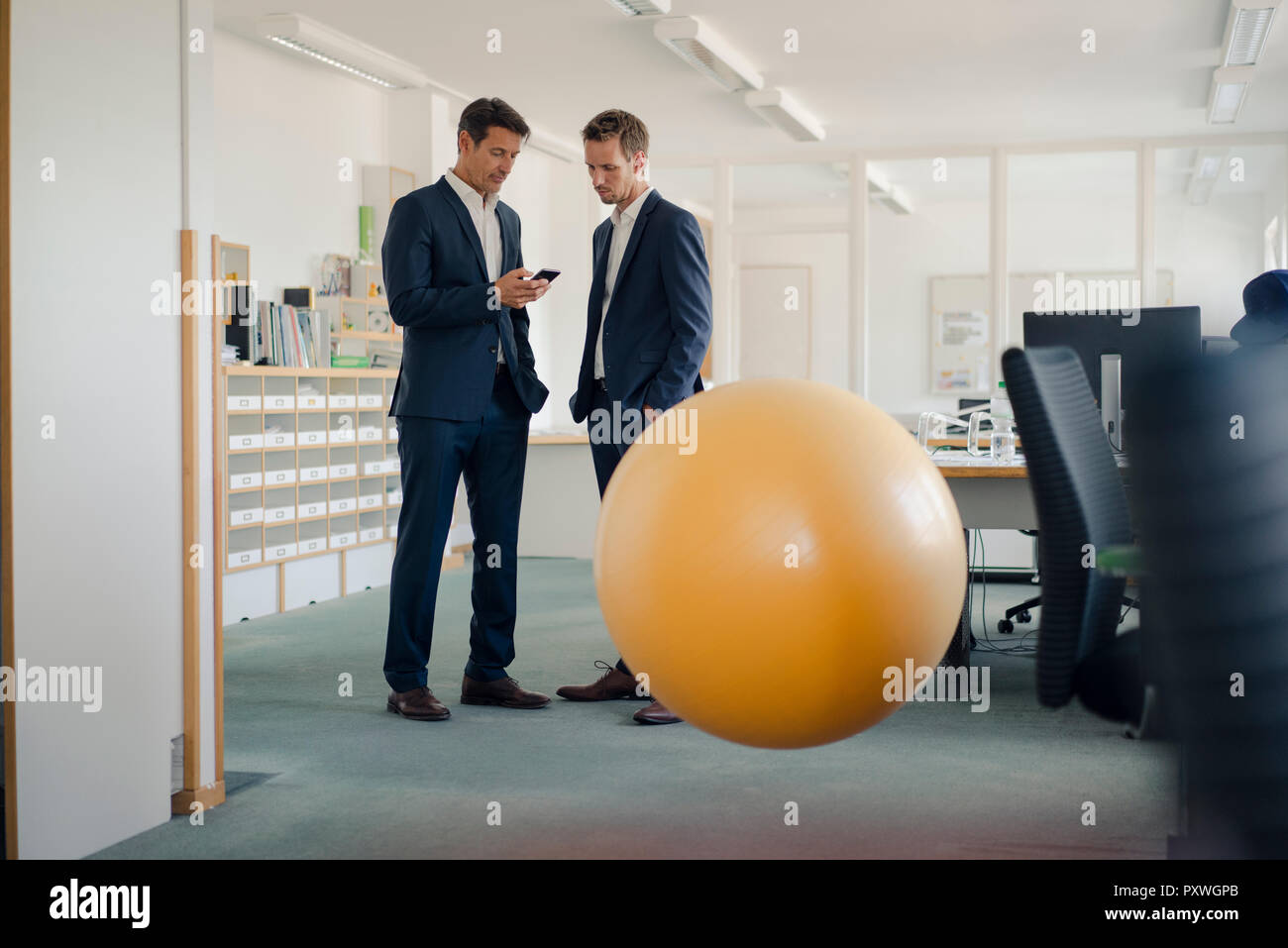 Zwei menschen sprechen -Fotos und -Bildmaterial in hoher Auflösung – Alamy