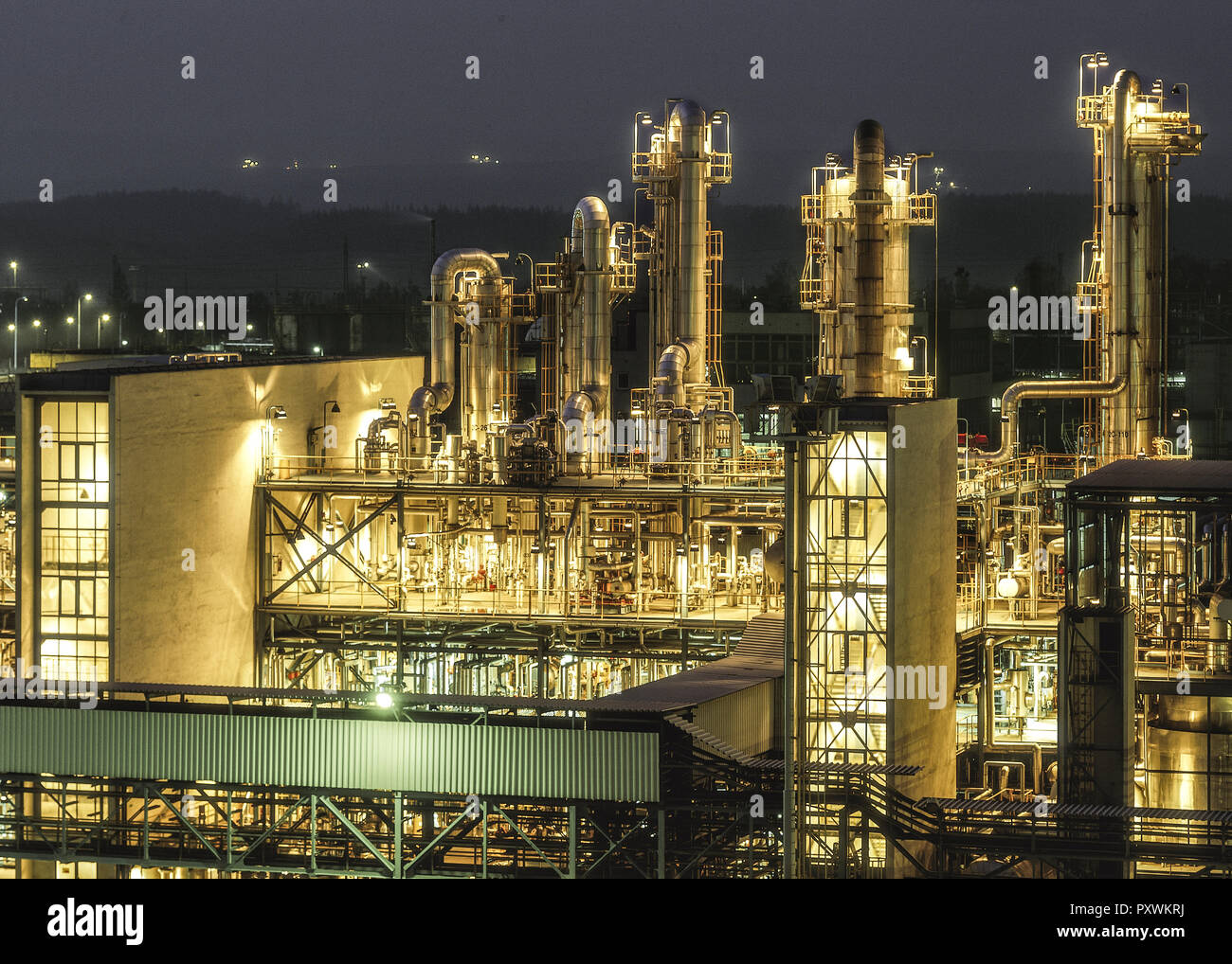 Chemiewerk, Nachts, beleuchtet Stockfotografie - Alamy