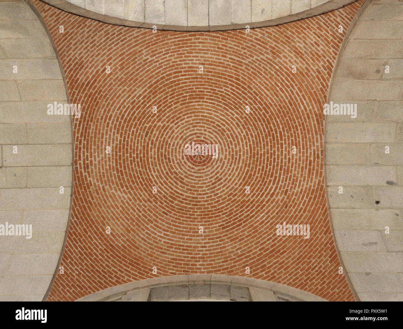 Rundbogen aus backstein -Fotos und -Bildmaterial in hoher Auflösung – Alamy