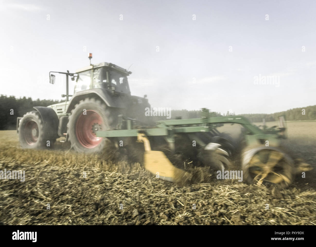 Pflug und Traktor Stockfotos und -bilder Kaufen - Alamy