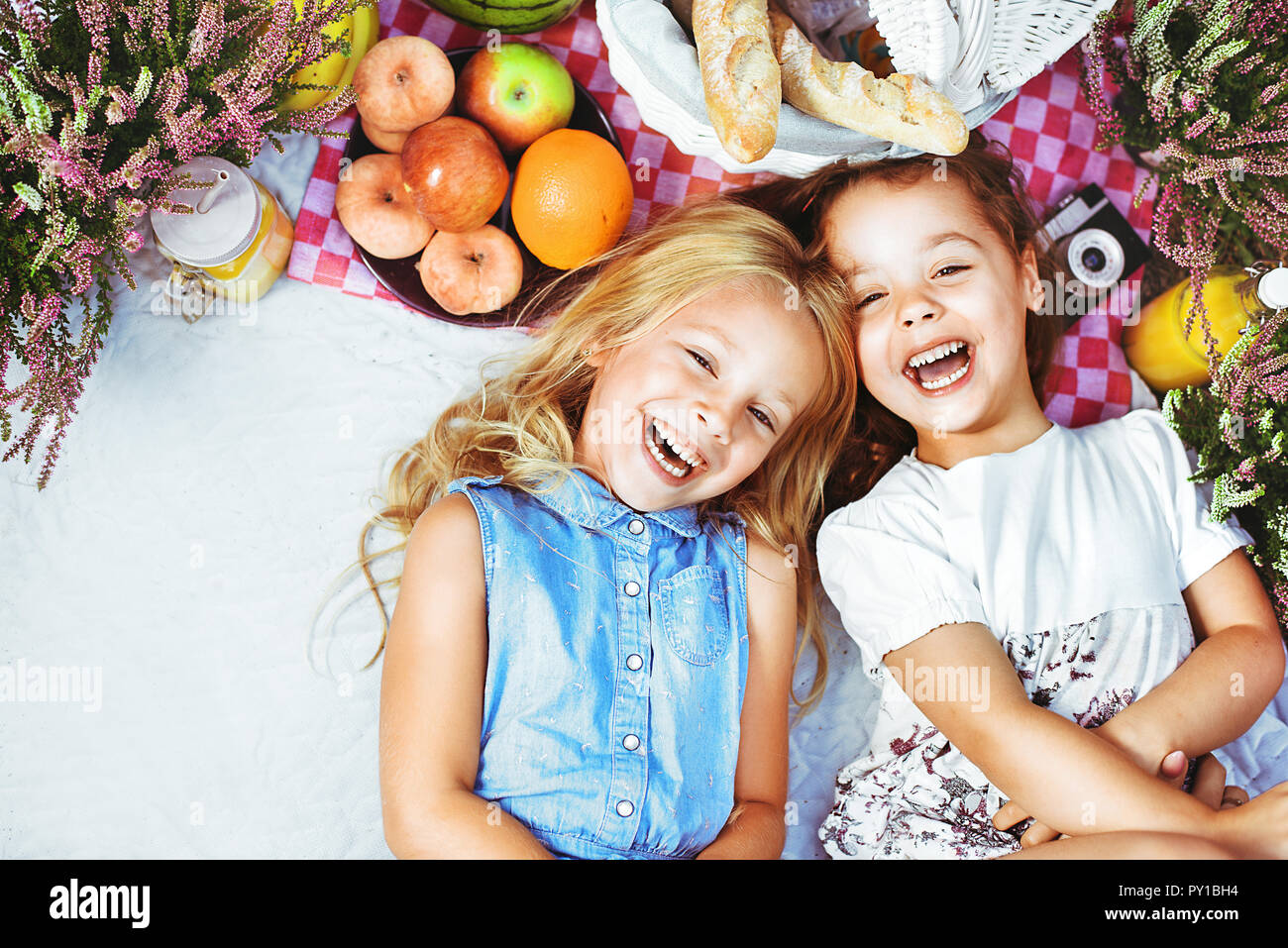 Kinder mit erfrischungen -Fotos und -Bildmaterial in hoher Auflösung ...