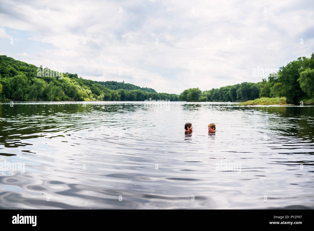 Fluss schwimmen -Fotos und -Bildmaterial in hoher Auflösung – Alamy