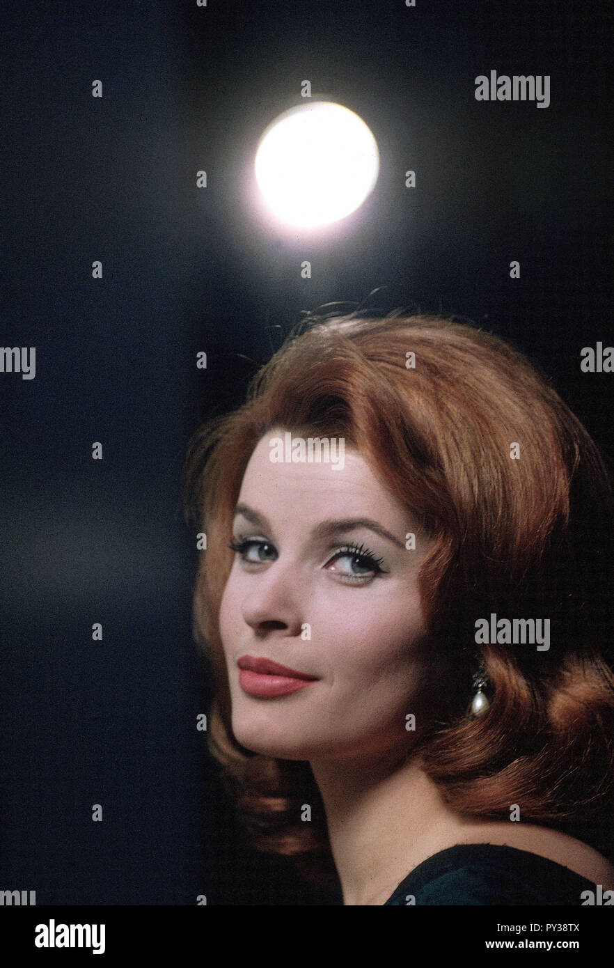 With senta berger -Fotos und -Bildmaterial in hoher Auflösung – Alamy