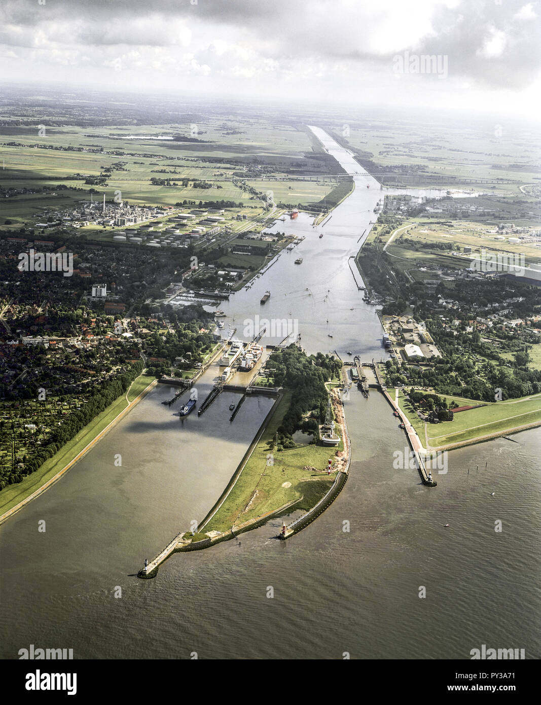 Nord-Ostsee-Kanal, Elbe-Schleuse Brunsbüttel, Deutschland, Luftaufnahme Stockfotografie - Alamy