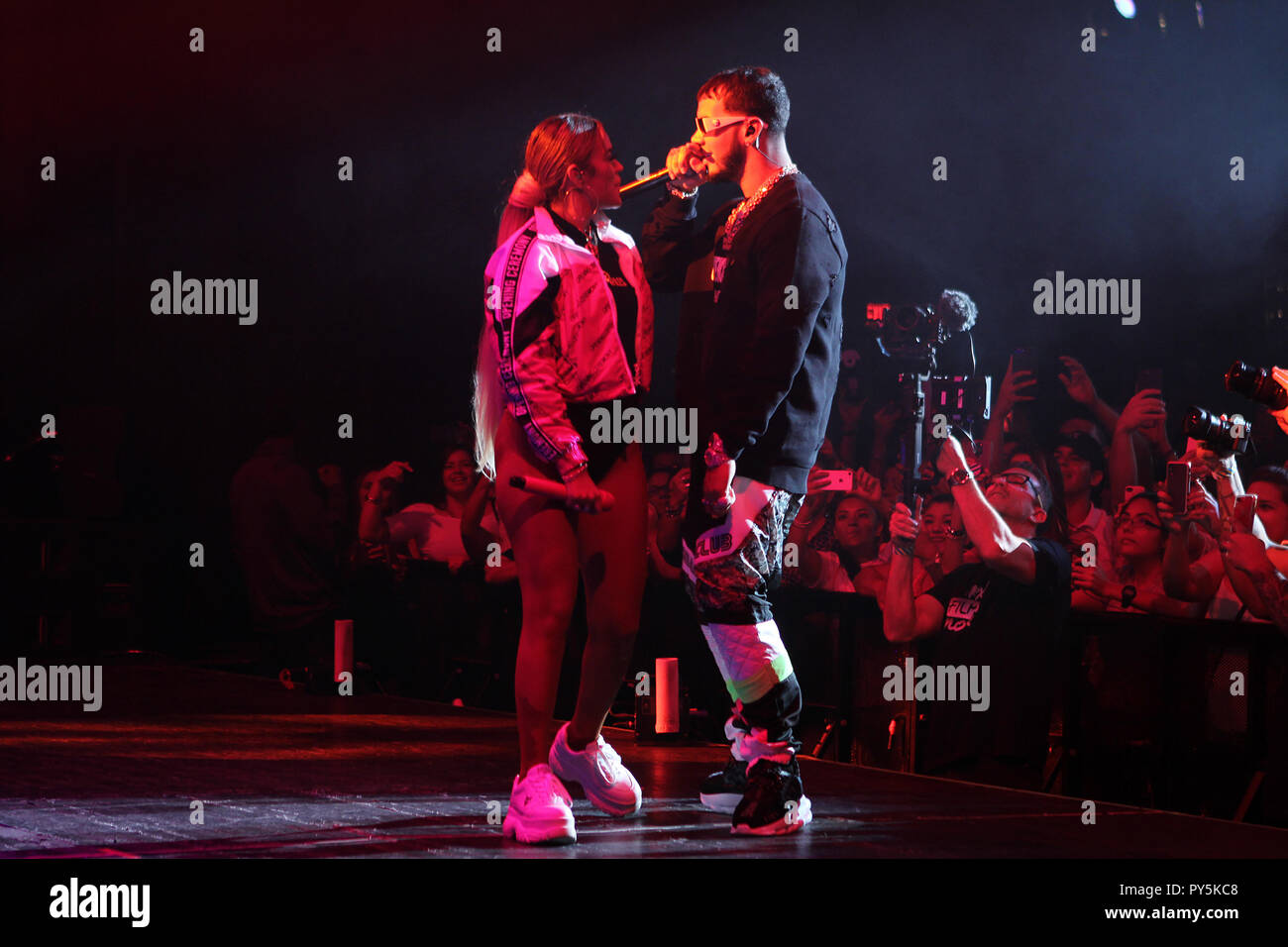 Karol g and anuel aa -Fotos und -Bildmaterial in hoher Auflösung – Alamy