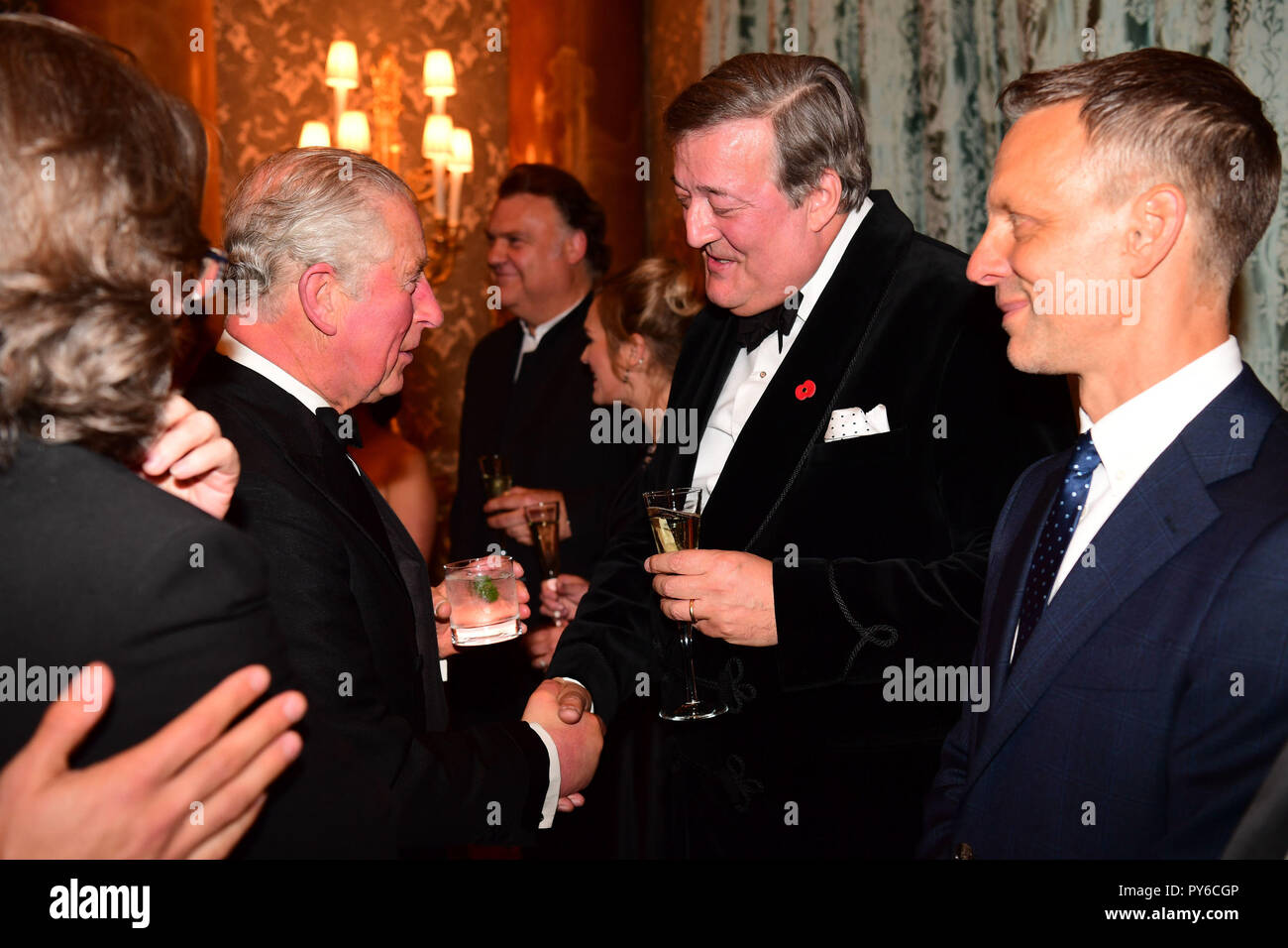 Der Prinz von Wales spricht mit Stephen Fry als Er besucht ein Gala ...