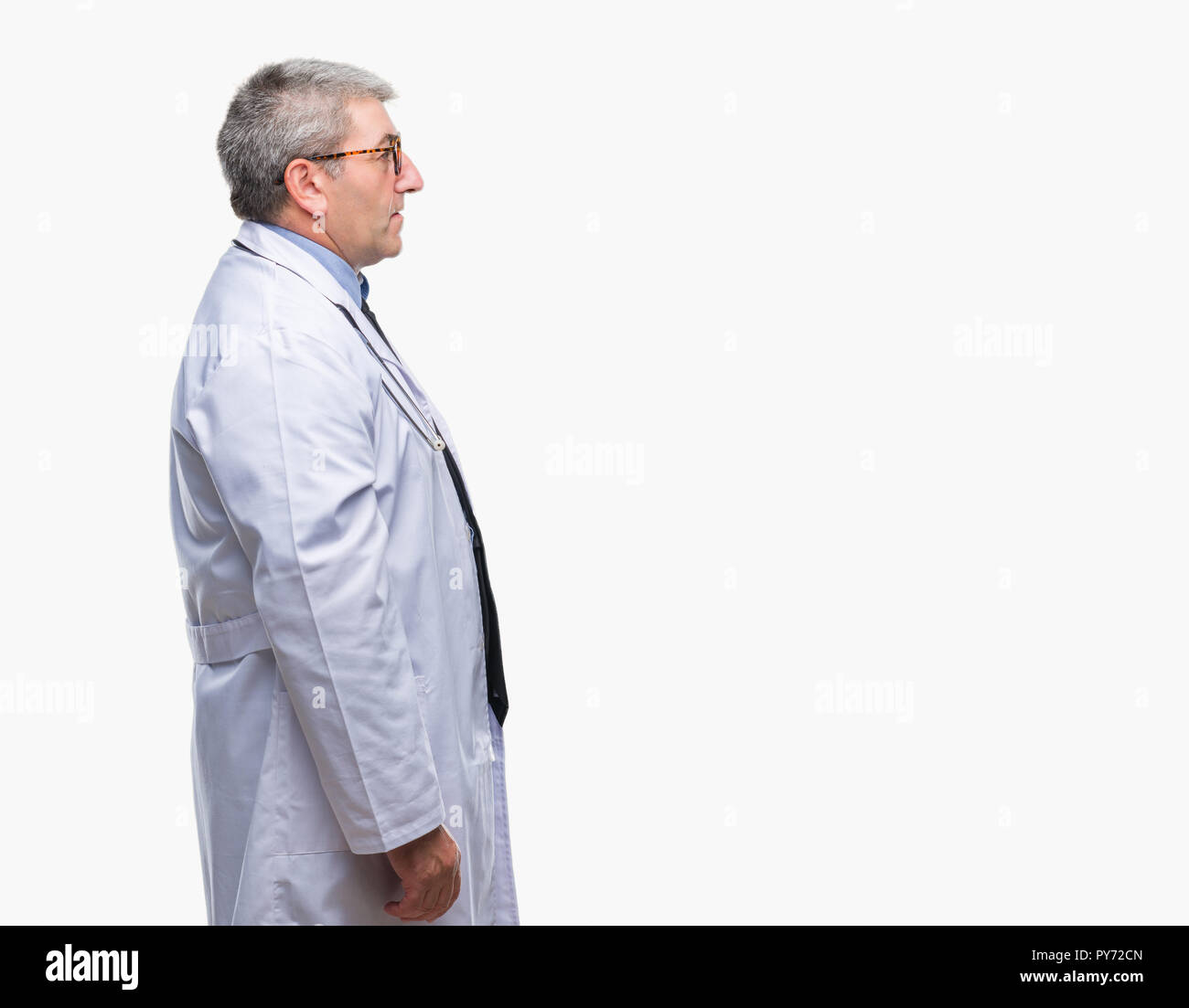 Stattliche leitender Arzt Mann über isolierte Hintergrund auf der Suche ...