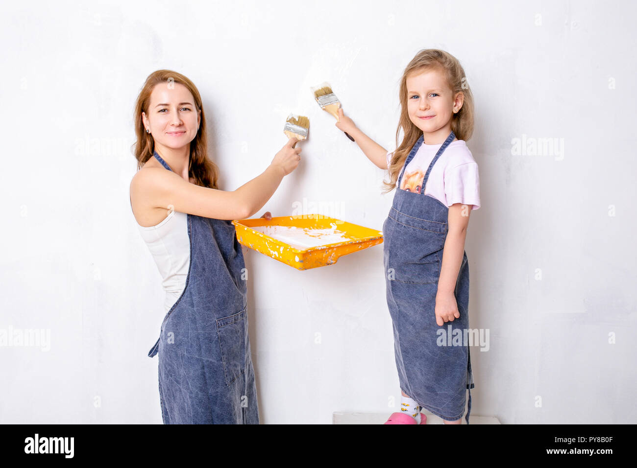Reparatur in der Wohnung. Glückliche Familie, Mutter und Tochter in ...