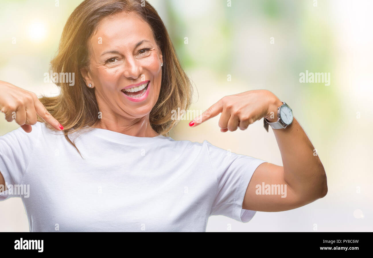 Mittleres Alter senior Hispanic Frau über isolierte Hintergrund überzeugt mit einem Lächeln auf ...