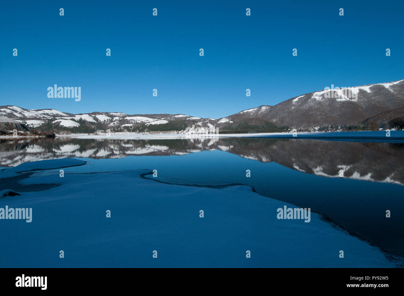 Lago lago lago lago riflesso -Fotos und -Bildmaterial in hoher ...