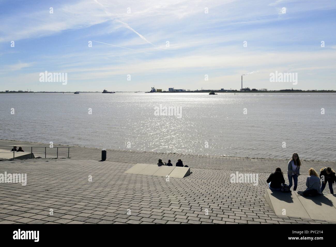 Betonierten Deich mit eine Außentreppe in Bremerhaven in die Weser mit ...
